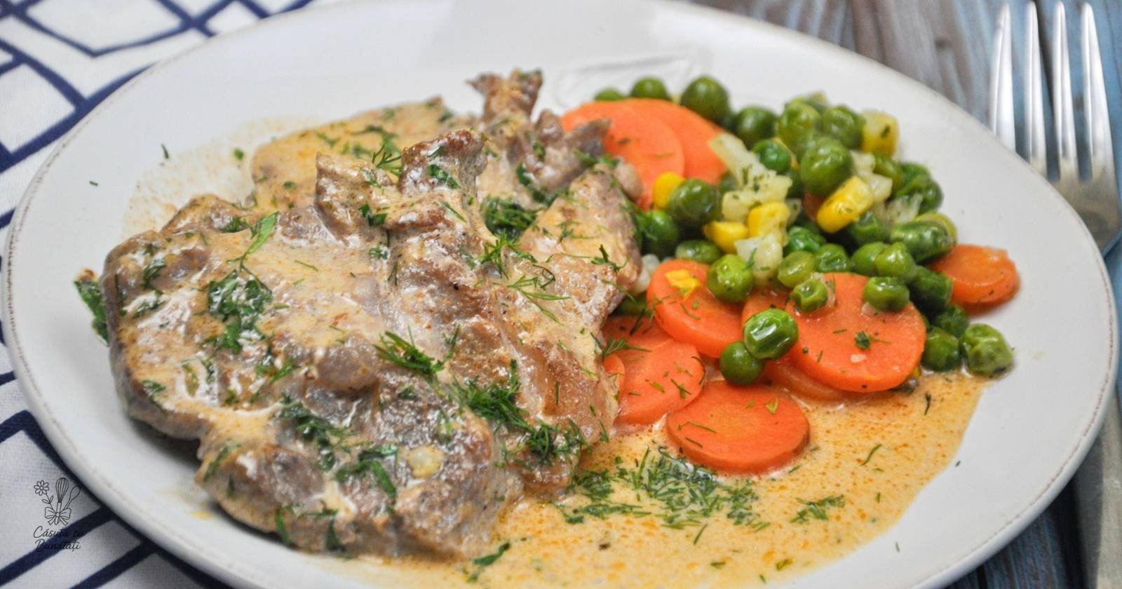 Ceafă de porc la tigaie în sos de smântână – fragedă, cremoasă și gata ...